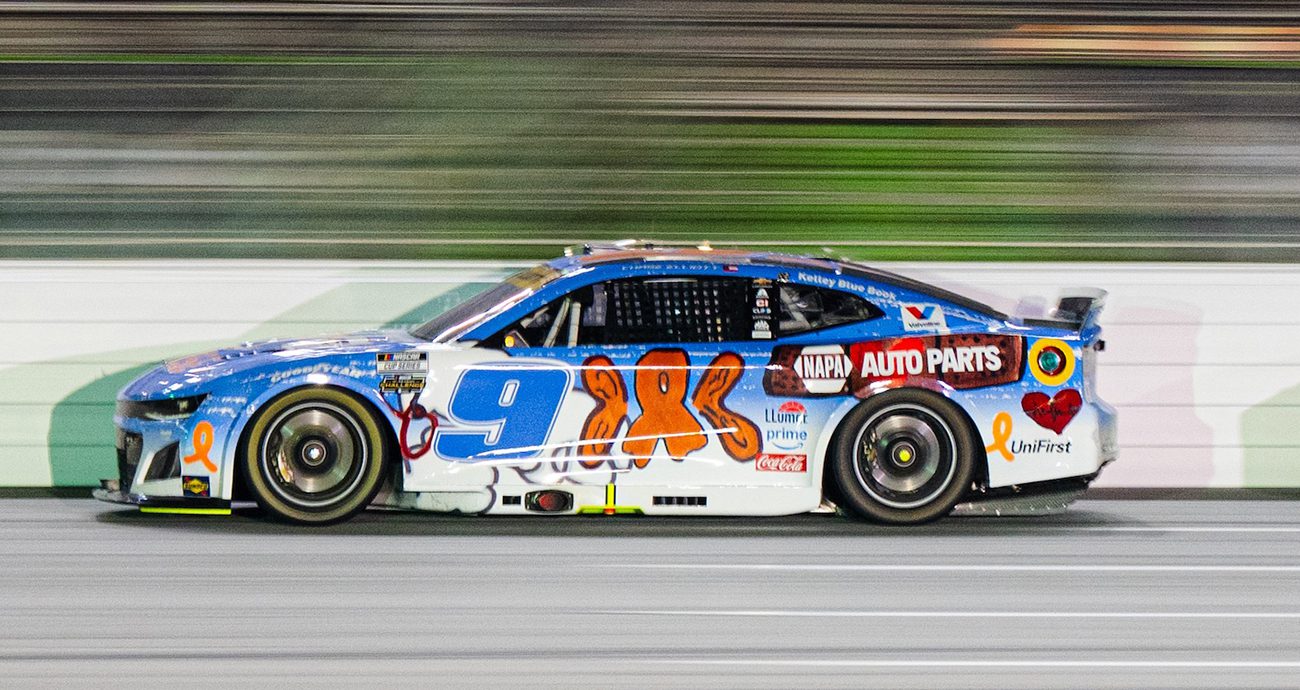 Chase Elliott wins EchoPark thriller - MRN - Motor Racing Network